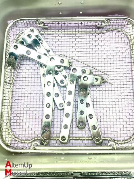 Sterilization box with lower limb orthopedic plates - Alternup Medical