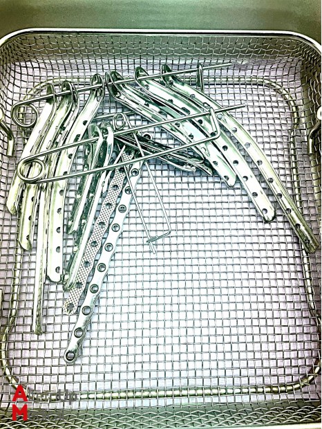Sterilization box with upper limb orthopedic plates - Alternup Medical